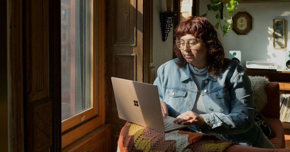 Hairstylist Bio Examples: How to Write a Bio That Books Clients